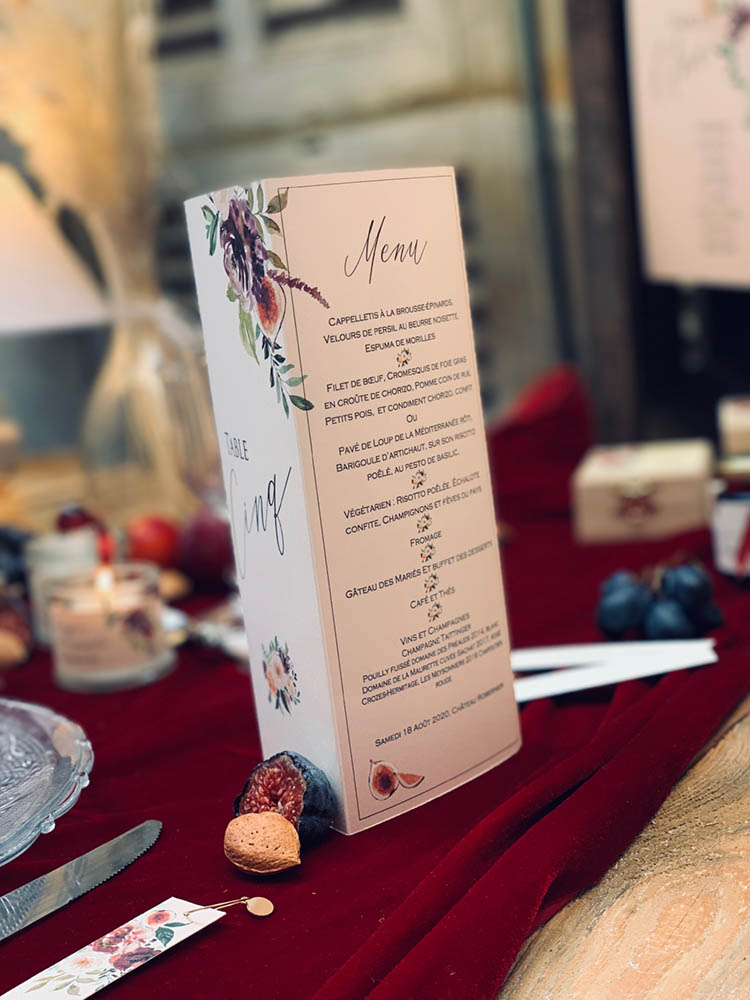 Menu triangle à poser avec nom de table | Papeterie de Mariage
