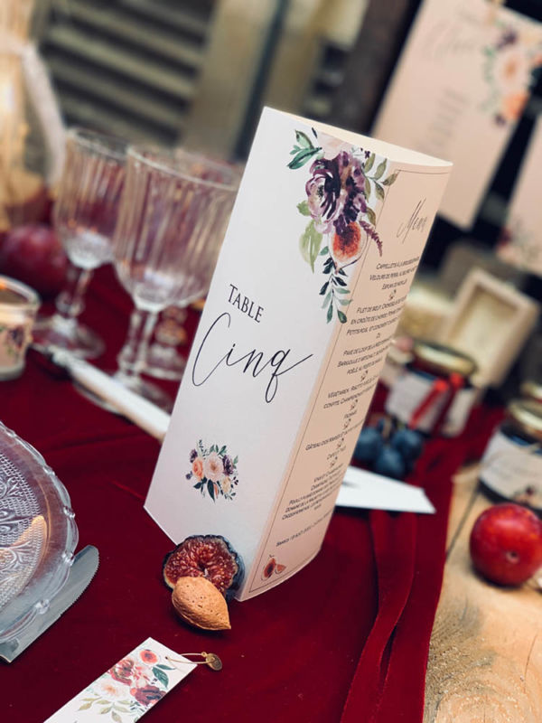 Menu triangle à poser avec nom de table - Papeterie de Mariage
